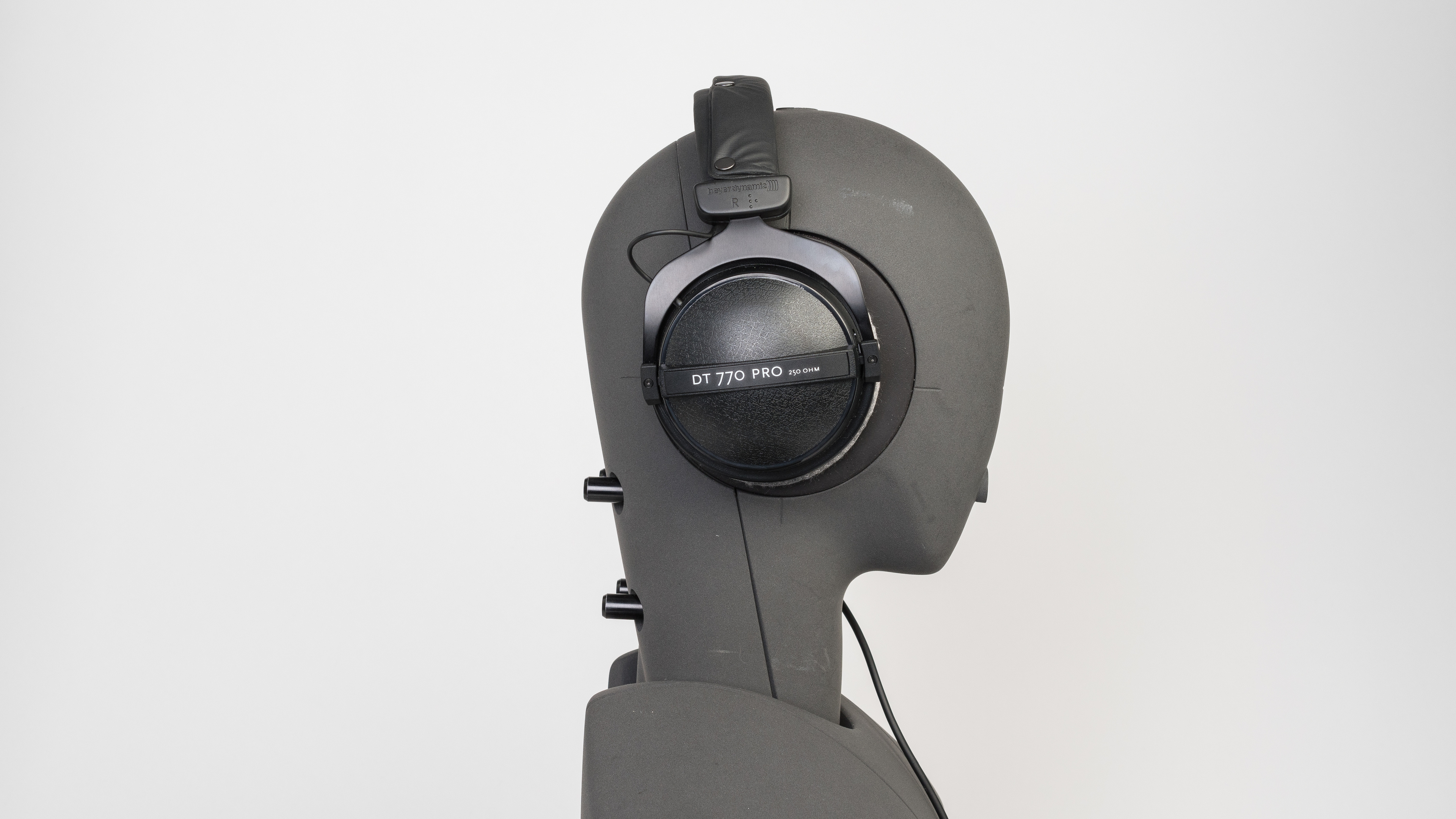 Beyerdynamic DT 770 PRO Review - RTINGS.com